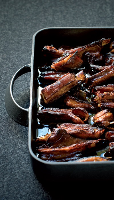 Poitrine d’agneau caramélisée comme des spare ribs - Le Grand Pastis