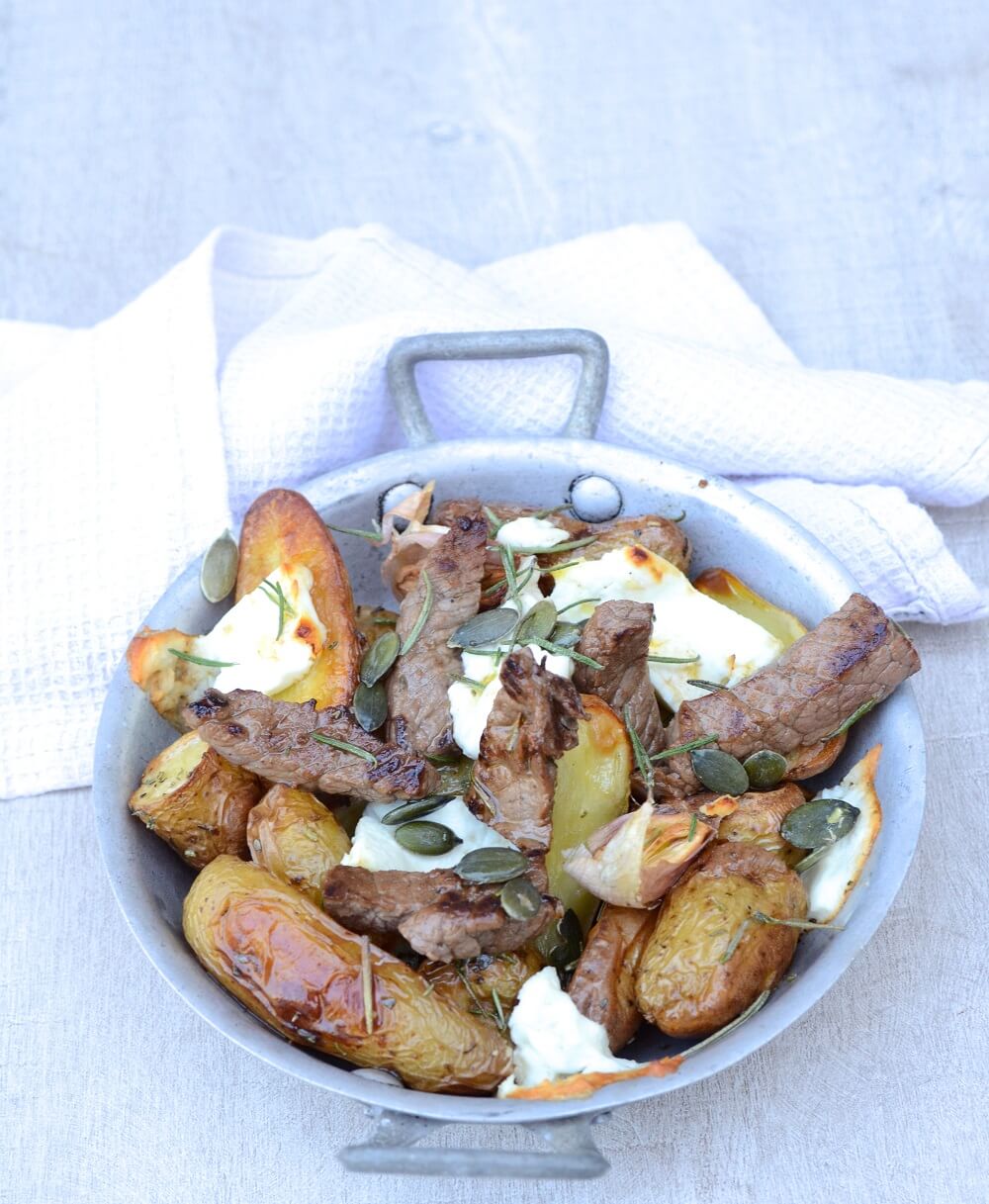 Un appétissant émincé de boeuf, pommes de terre et féta nature