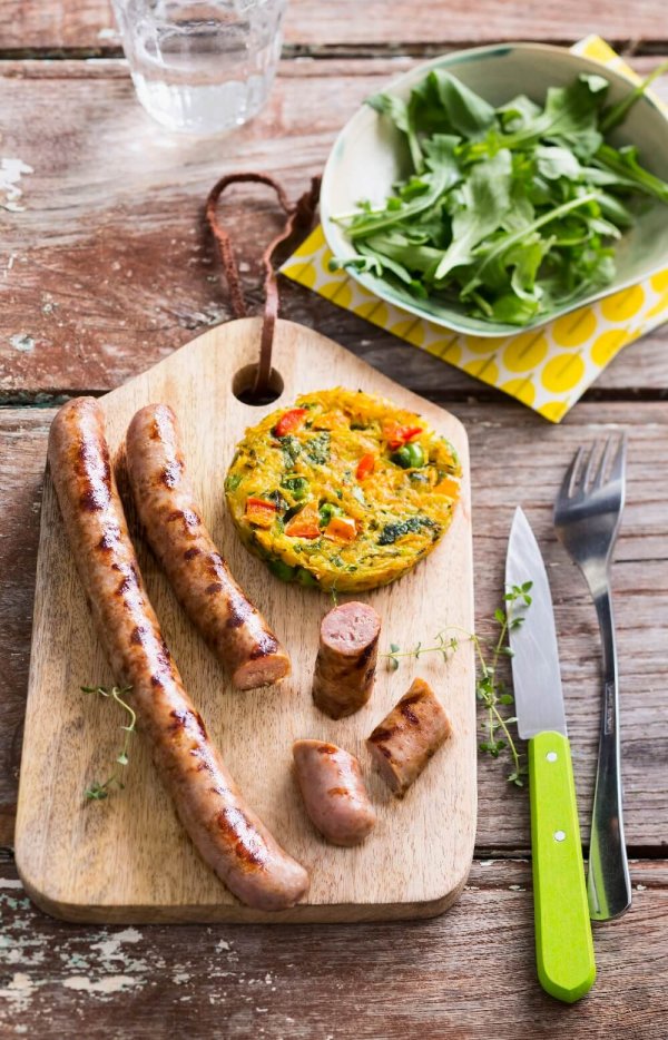 Chipolatas marinées, grillées et croustilles de légumes