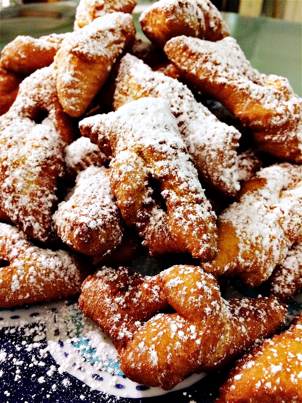 Pour Sacha et Andrea, c'est la pleine saison des bugnes