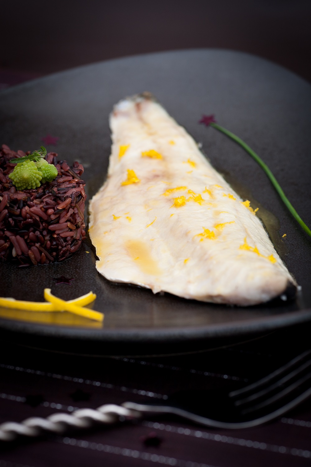 Un filet de loup rôti au beurre de miel et d'agrumes - Le Grand Pastis