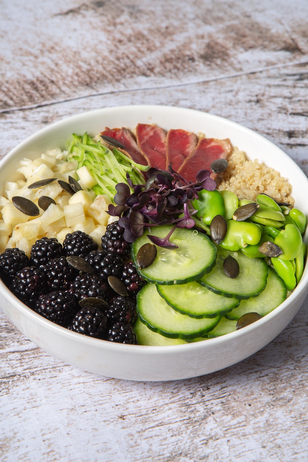 Poke bowl radis green meat, fèves, mûres et bœuf - Le Grand Pastis